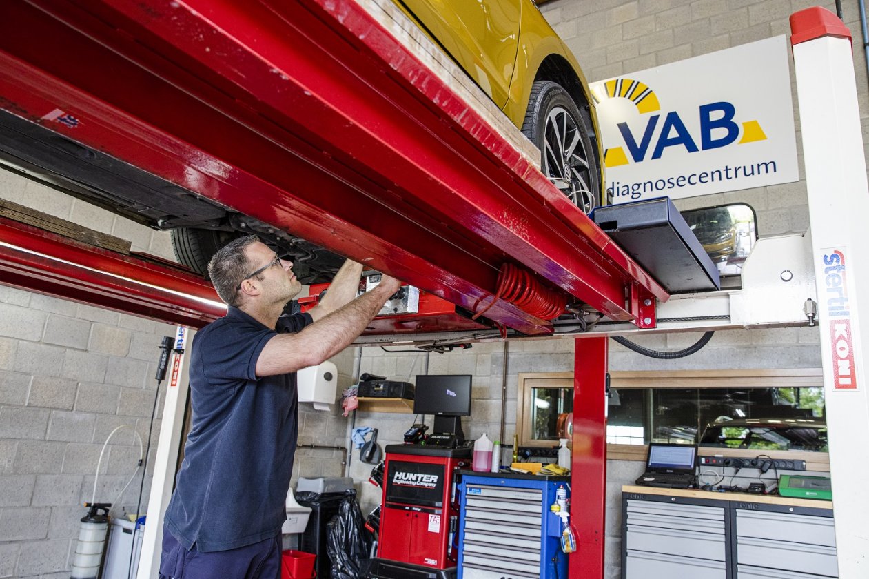 Lange vakantierit? Zo kun je zelf je auto nakijken! | VAB-Magazine